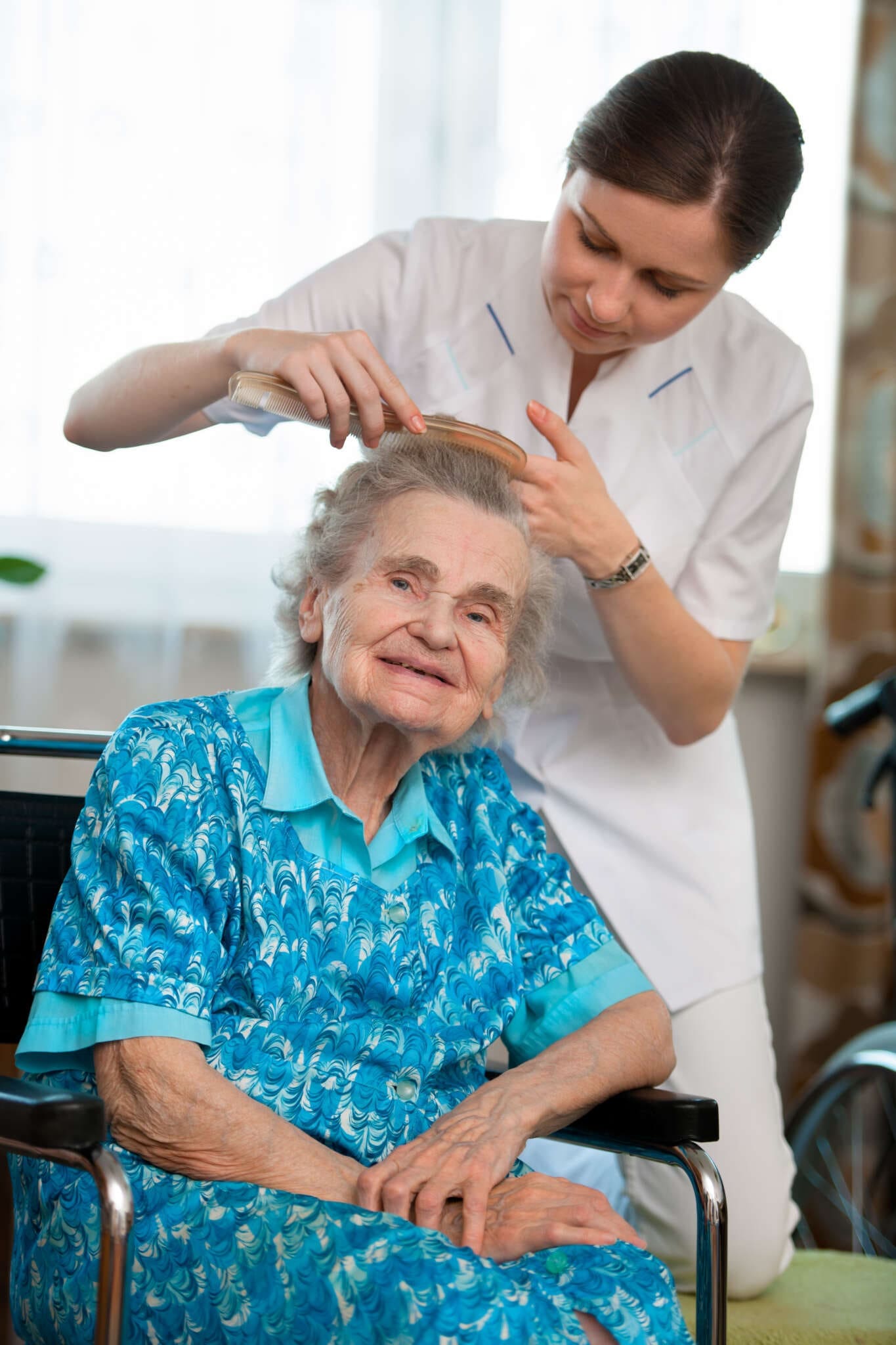 Alzheimer’s Dressing & Grooming Tips for Caregivers